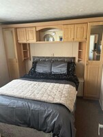 2 quartos, com decoração personalizada, com mobília individualizada 