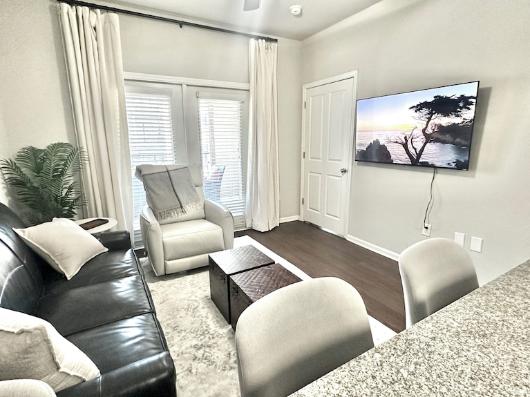 Walk To Stadium & Cotton District 2 Parking Spots + Balcony & Pool - Starkville, MS