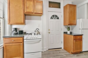 Apartamento Superior, 2 quartos | Cozinha privada | Um frigorífico, um micro-ondas, um forno, uma placa de cozinha 