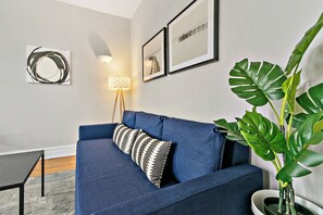 Apartamento Superior, 2 quartos | Sala de estar | Televisor de 55 polegadas com canais digitais, serviços de streaming 