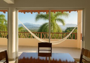 Apartamento conforto, sacada, vista para a montanha | Área de estar
