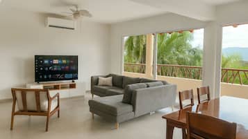 Apartamento conforto, sacada, vista para a montanha | Área de estar