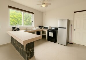 Apartamento conforto, sacada, vista para a montanha | Cozinha privada | Geladeira, micro-ondas, fogão, cooktop