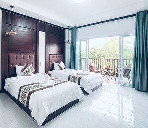 Minibar com produtos grátis, cofre no quarto, secretária 