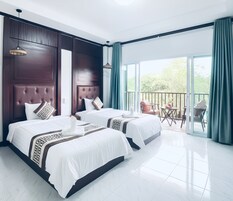 Frigobar (abastecido com alguns itens grátis), cofres nos quartos