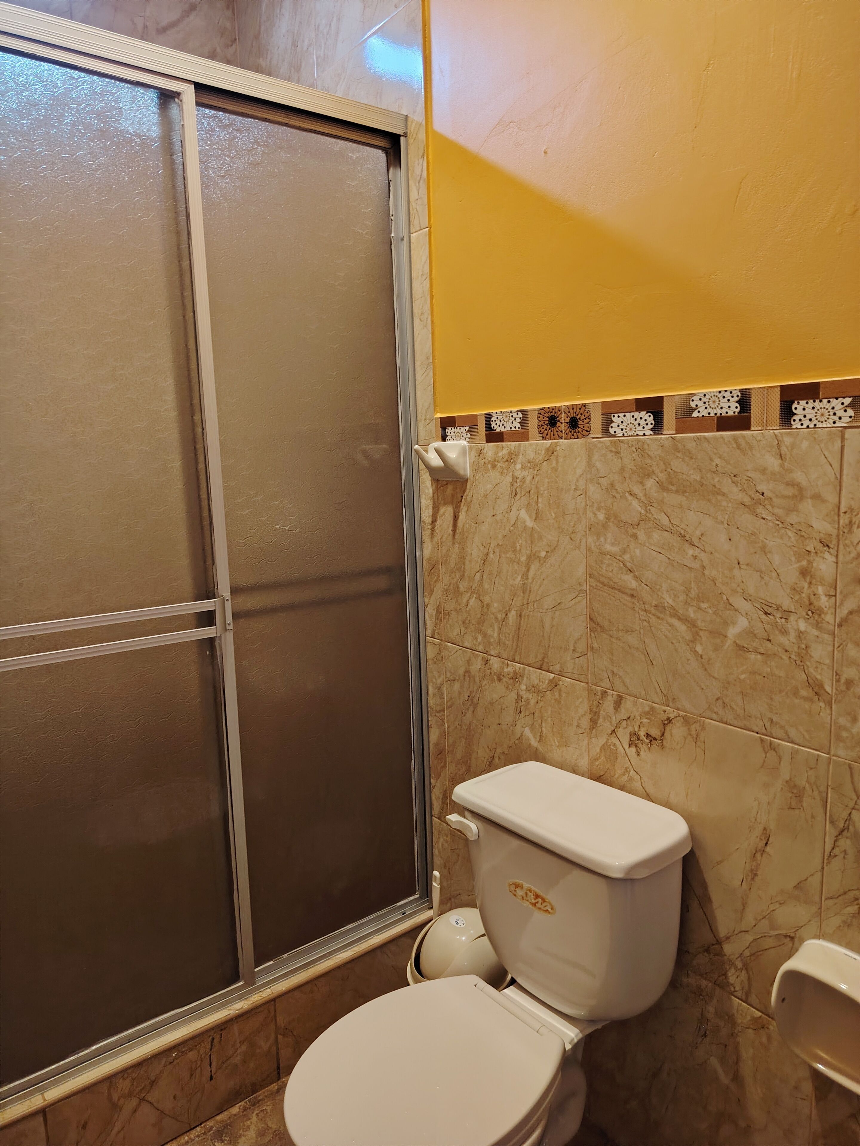 Quarto casal ou duplo, vista para a cidade | Banheiro | Toalhas de banho, sabonete, papel higiênico 