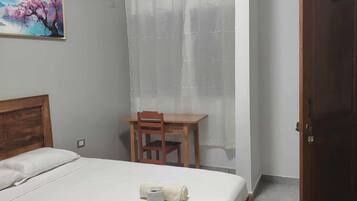 Escrivaninha, espaço de trabalho para notebook, quartos à prova de som