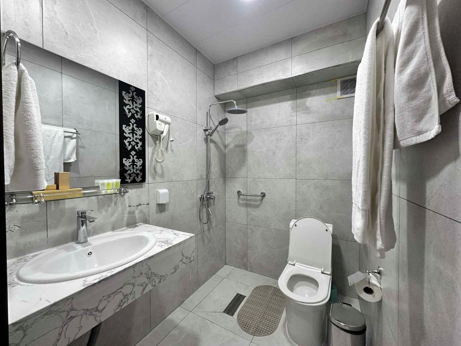 Quarto Duplo Standard | Casa de banho | Um polibã, toalhas fornecidas, sabão, champô 