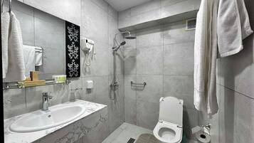 Quarto Duplo Standard | Casa de banho | Um polibã, toalhas fornecidas, sabão, champô
