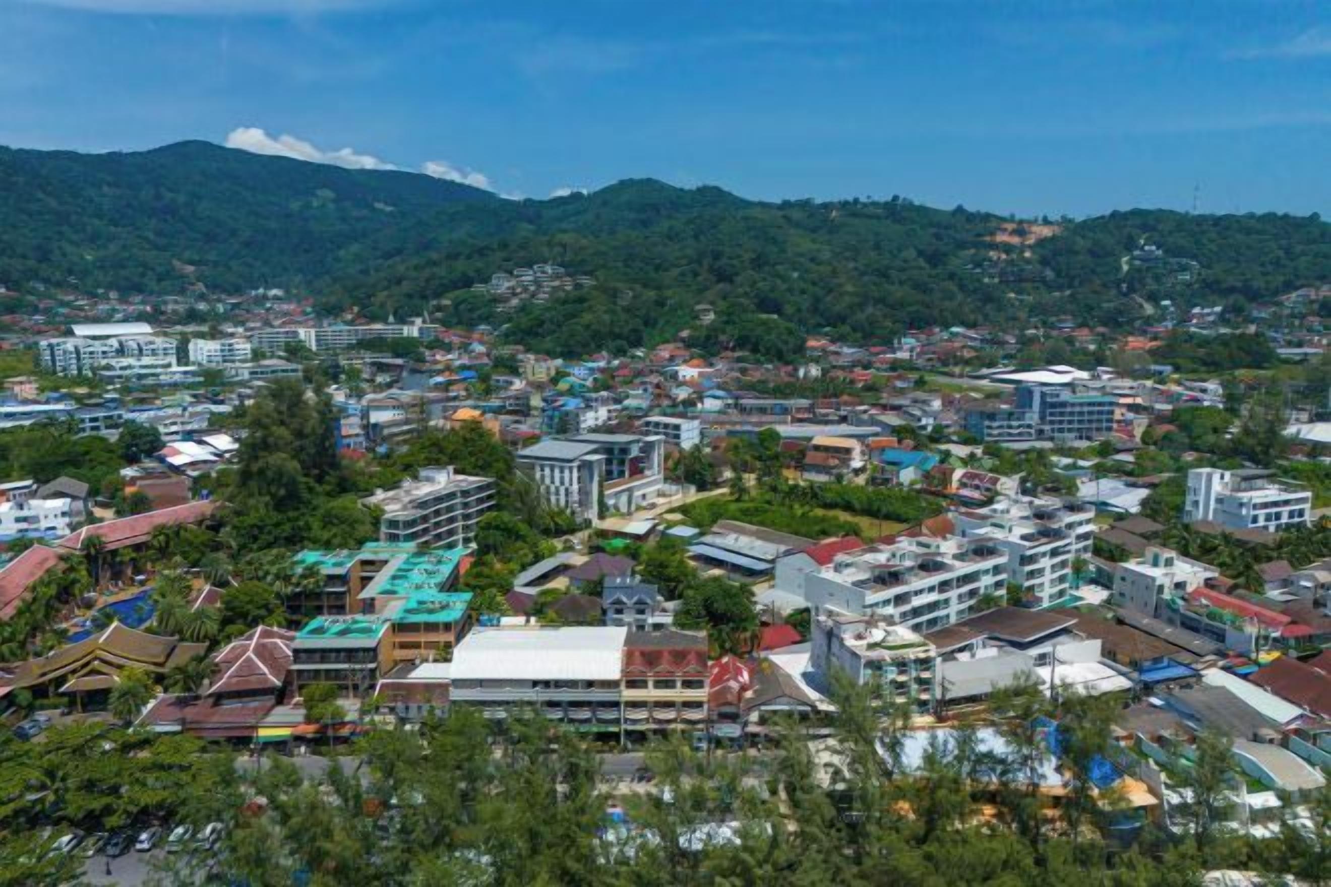 Paisagem urbana com edifícios, ruas e áreas verdes.