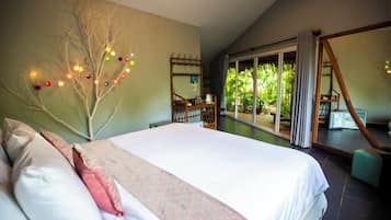 Quarto casal luxo, 1 cama King, ar-condicionado, vista para o jardim | Cofres nos quartos, Wi-Fi de cortesia
