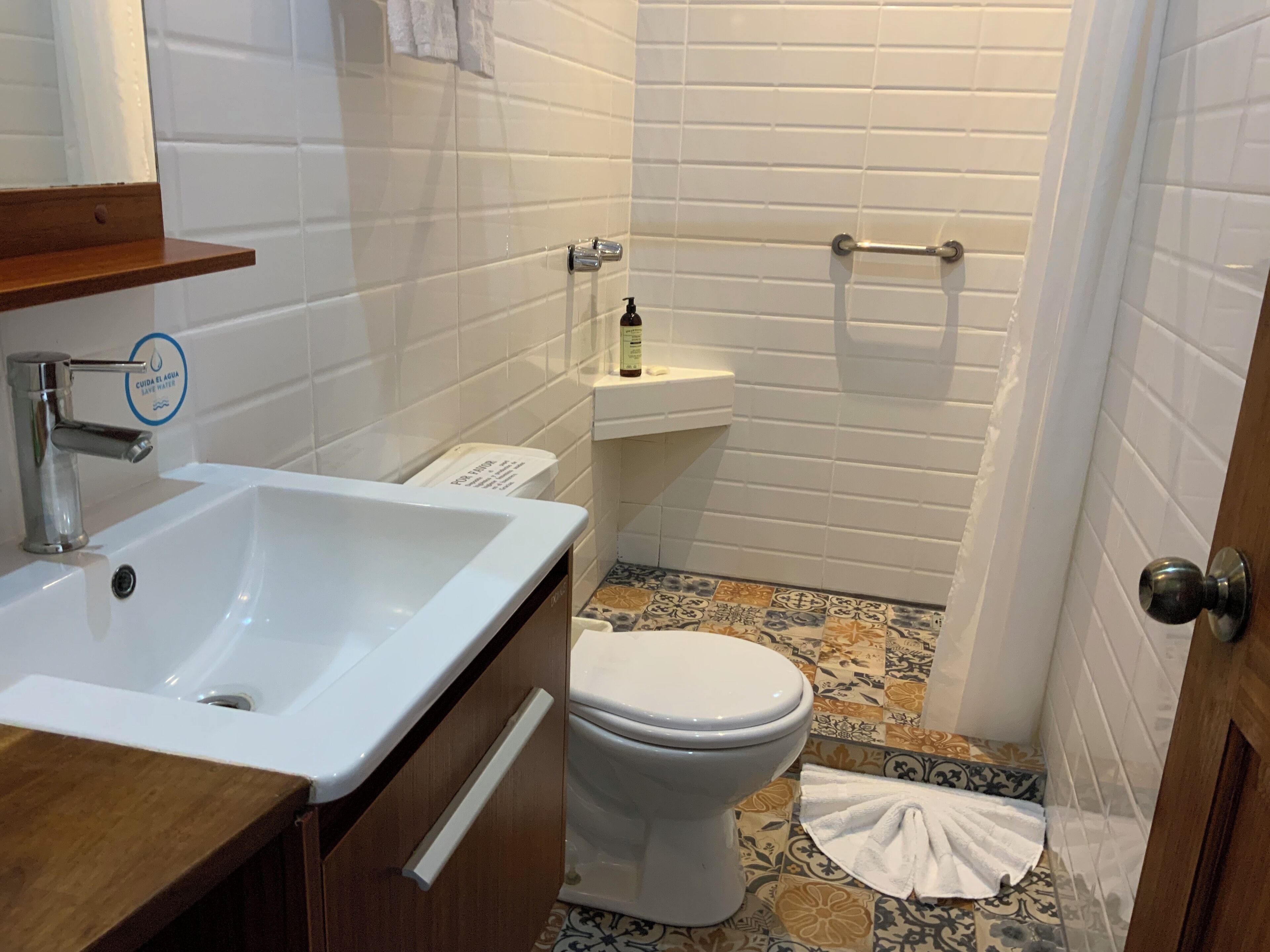 Quarto Twin Standard, vista para o jardim | Casa de banho