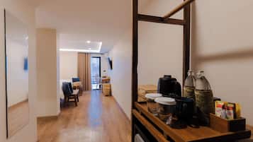 Quarto duplo luxo | Escrivaninha, roupa de cama