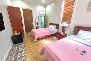 Quarto Quádruplo Deluxe | Secretária, Wi-fi grátis