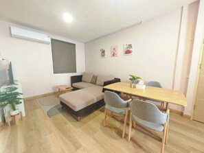 Suite Familiar, Vista para a cidade | Sala | TV de ecrã plano 
