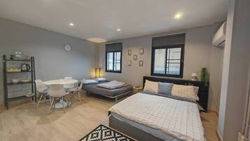 Quarto Triplo Deluxe, varanda, Vista para a cidade | Cortinas/cortinados opacos, ferro/tábua de engomar, Wi-fi grátis