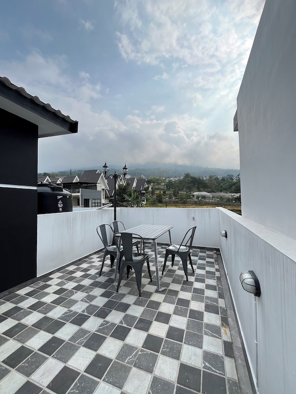 Vila, sacada, vista para a montanha | Terraço/pátio