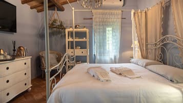 Suite Familiar, vista para o jardim | Edredões de penas, minibar, com decoração personalizada