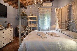 Suite Familiar, vista para o jardim | Edredões de penas, minibar, com decoração personalizada 