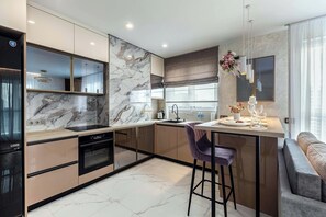 Apartamento Comfort, varanda, Vista para a cidade | Cozinha privada