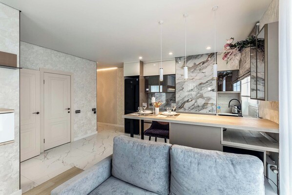 Apartamento Comfort, varanda, Vista para a cidade | Sala de estar | Televisor de ecrã plano de 40 polegadas com canais digitais 