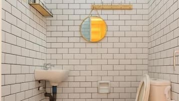 Chuveiro, produtos de toalete grátis, toalhas de banho, papel higiênico