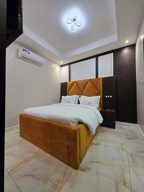 Apartamento luxo, vista para o pátio | Cortinas blackout, ferros/tábuas de passar roupa, Wi-Fi de cortesia
