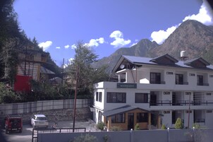 Fachada do alojamento (tarde/noite)