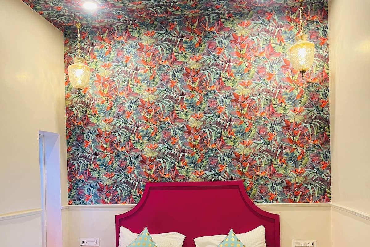 Quarto Duplo Deluxe | Edredões de penas, camas de colchão viscoelástico, secretária