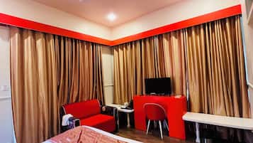 Quarto Superior | Edredões de penas, camas de colchão viscoelástico, secretária