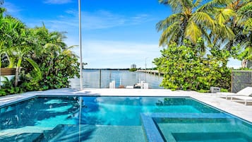 Villa | 6 quartos, secretária, internet de alta velocidade