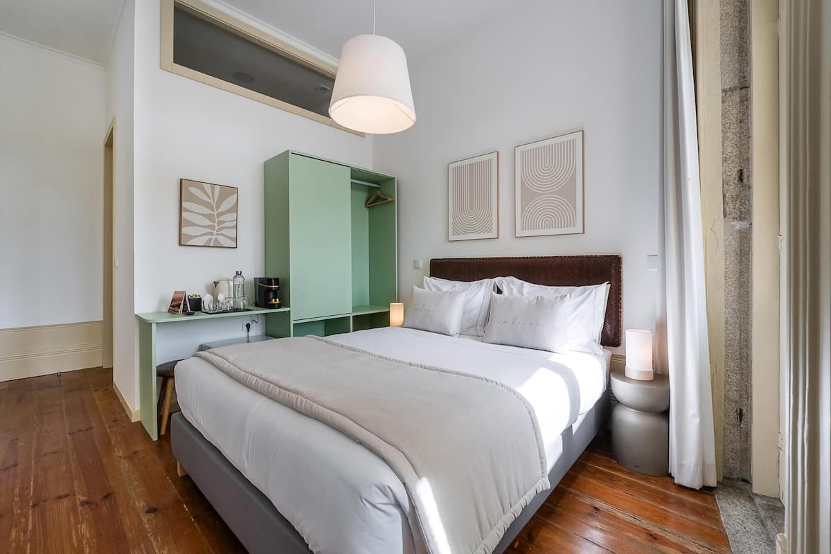 Apartamento (King Room with Balcony) | Frigobar, escrivaninha, espaço de trabalho para notebook