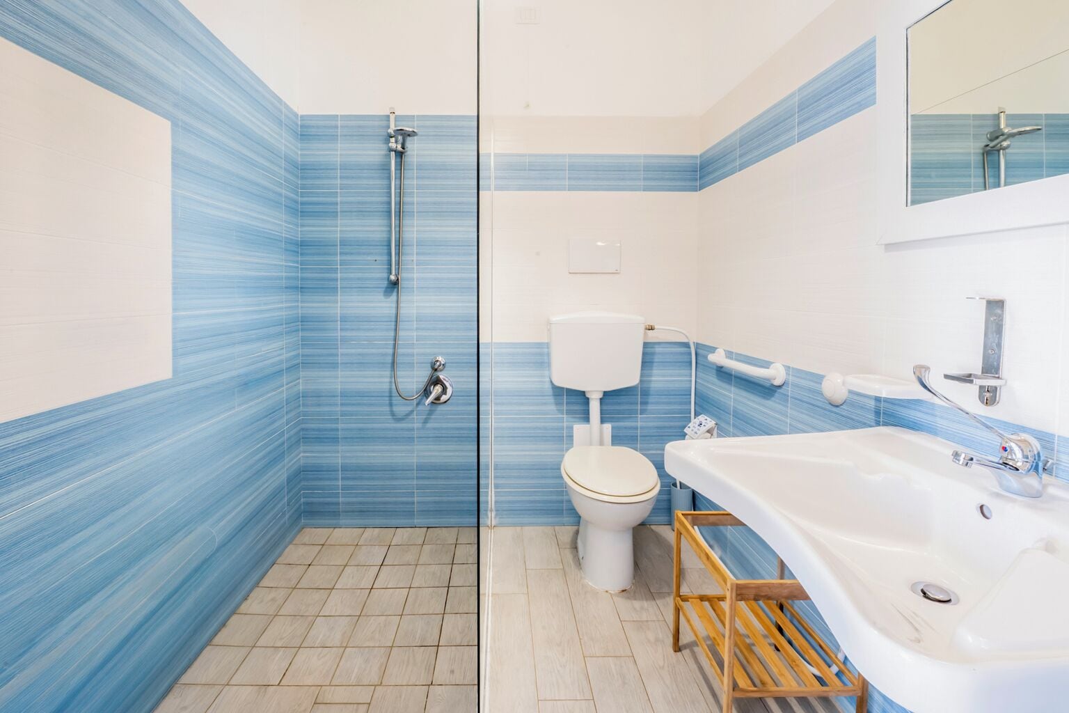 Quarto quádruplo, vista para o mar | Banheiro | Chuveiro, produtos de toalete grátis, secador de cabelo 