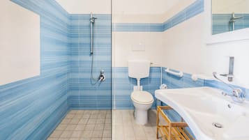 Quarto quádruplo, vista para o mar | Banheiro | Chuveiro, produtos de toalete grátis, secador de cabelo