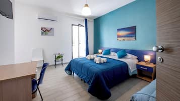 Quarto triplo | Frigobar (abastecido com itens grátis), escrivaninha