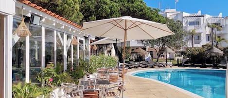 Piscina interior, piscina exterior, da(s) 11:00 à(s) 19:00, guarda-sóis