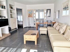 Apartamento, 2 quartos, varanda, vista para o mar | Sala de estar | Televisor LCD de 50 polegadas com canais via satélite