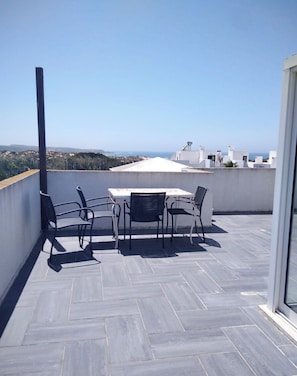 Apartamento, 2 quartos, varanda, vista para o mar | Terraço/pátio interior
