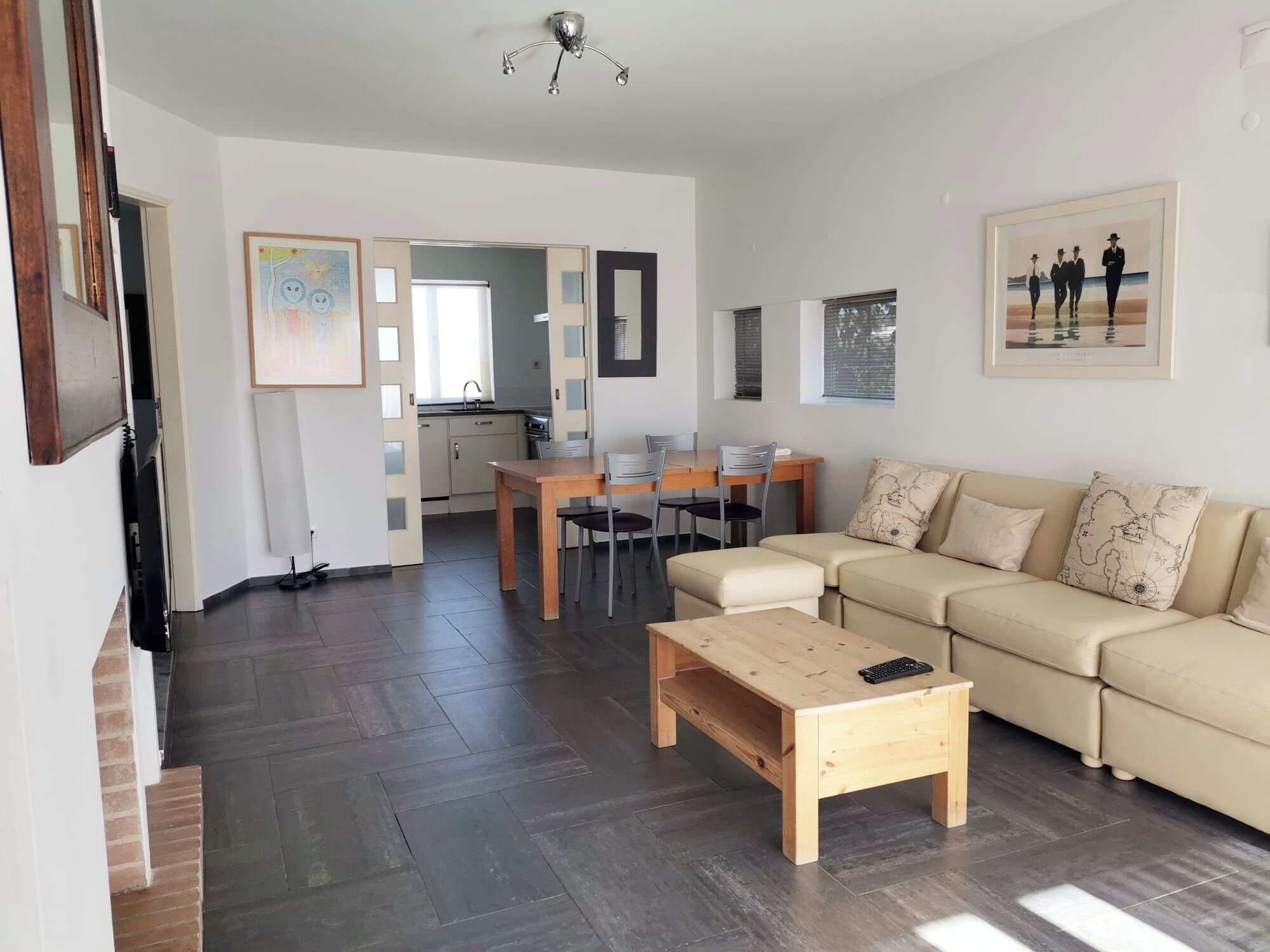 Apartamento, 2 quartos, varanda, vista para o mar | Sala de estar | Televisor LCD de 32 polegadas com canais via satélite 