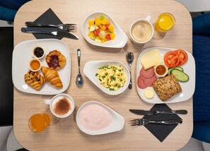 Café da manhã com buffet todos os dias (EUR 15.90 por pessoa) 