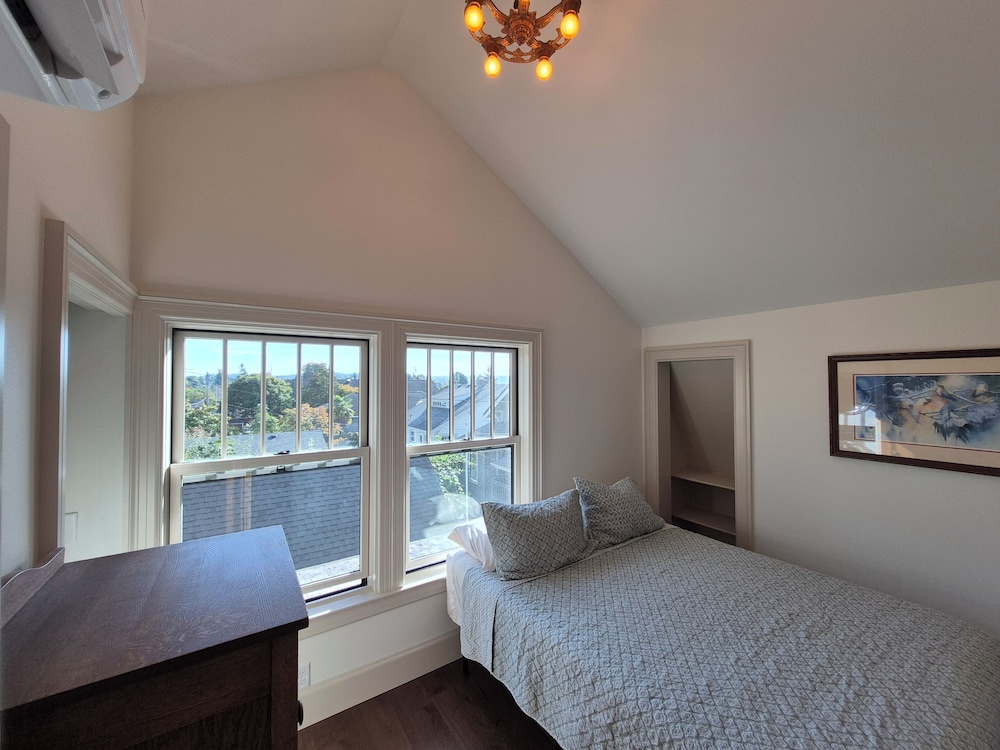 Colonial Flat in NW Everett - Everett | Vrbo