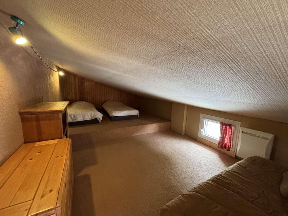 150m from ski slopes, view mountain, balcony, parking, tv, ski locker ...