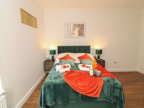 1 quarto, com decoração personalizada, com mobília individualizada 