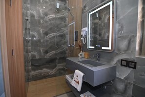 Suíte conforto | Banheiro | Chuveiro, secador de cabelo, toalhas de banho, sabonete