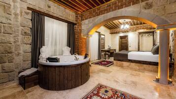 Quarto de Luxo, pátio, vista para o vale | Roupa de alta qualidade, edredões de penas, camas de colchão pillowtop