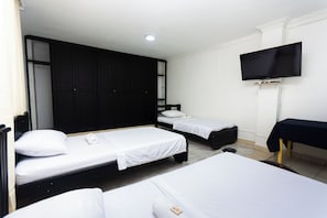 Quarto família, várias camas, ar-condicionado | Wi-Fi de cortesia