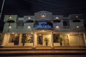 Fachada da propriedade à noite