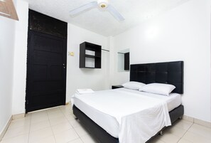 Quarto casal básico, 1 cama de casal | Wi-Fi de cortesia