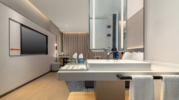 Quarto standard, 1 cama King (Extra Floor Space) | Roupas de cama premium, edredons de pluma, escrivaninha