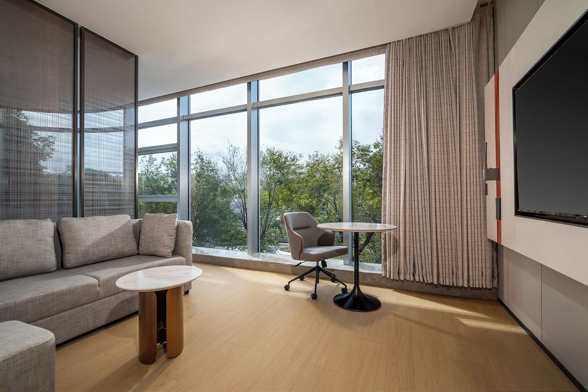 Suite, 1 cama king-size, Vista para a cidade | Edredões de penas, secretária